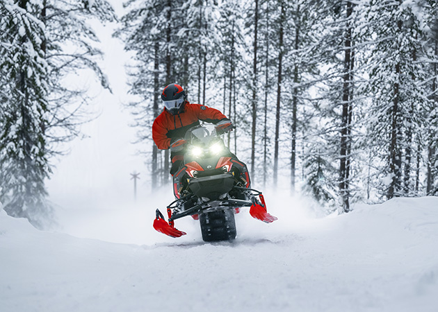 Lynx Snowmobile Dealership Indian River, MI: burtlakemarina