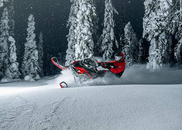 Lynx Snowmobile Dealership Indian River, MI: burtlakemarina